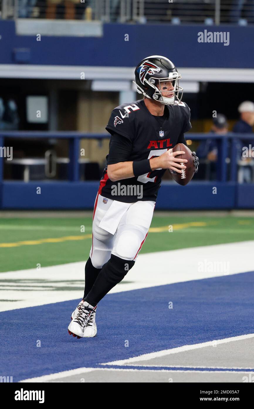 Atlanta Falcons quarterback Matt Ryan (2) works out on the field prior ...