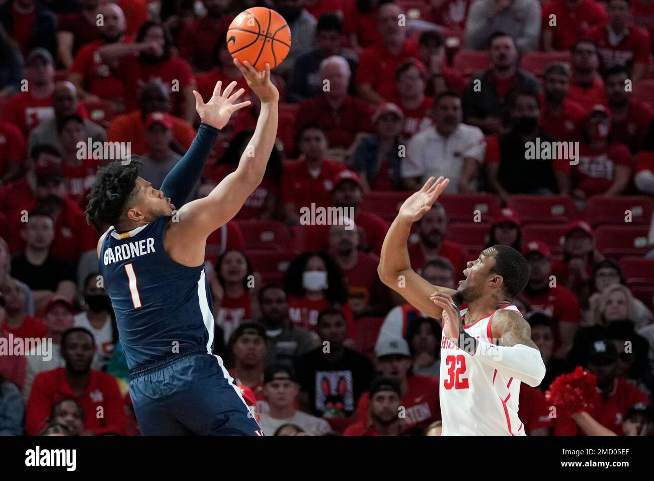 Virginia forward Jayden Gardner (1) shoots as Houston forward Reggie ...