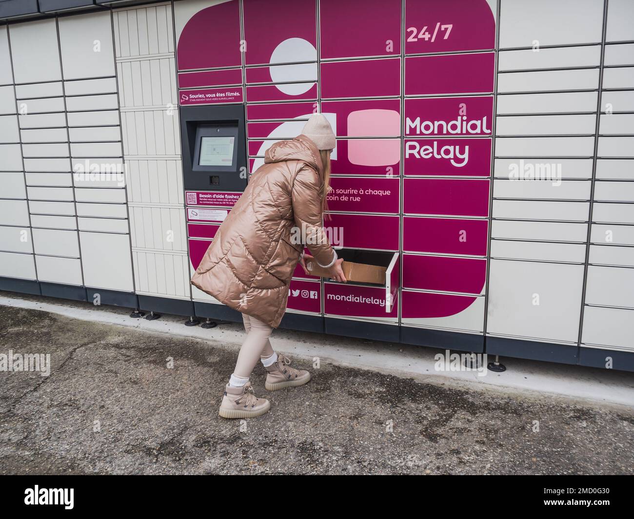 Pick up mondial relay hi-res stock photography and images - Alamy