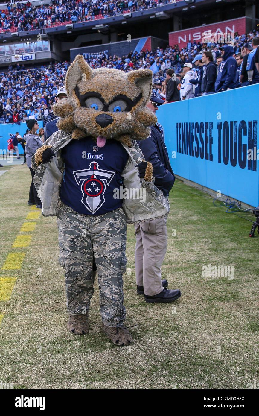 Titans mascot T-Rac shows off his shirt during the final seconds of an ...
