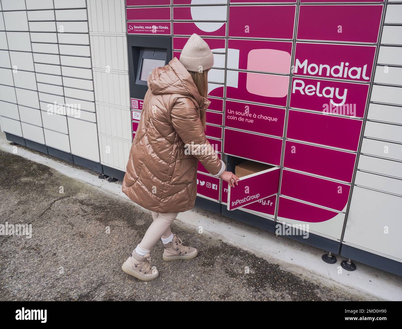 Pick up mondial relay hi-res stock photography and images - Alamy