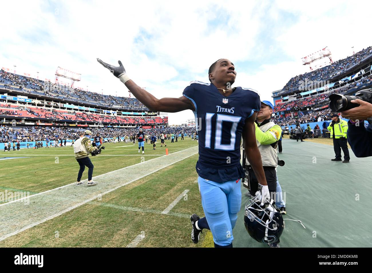 Tennessee Titans wide receiver Dez Fitzpatrick (10) waves to fans as he ...