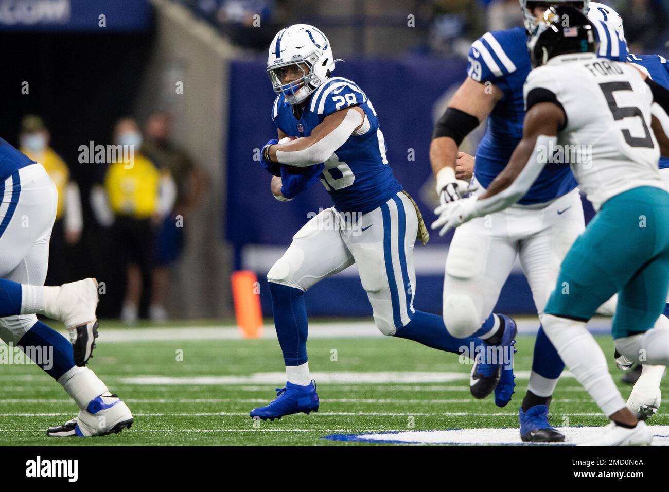 Indianapolis Colts running back Jonathan Taylor (28) takes a handoff up ...