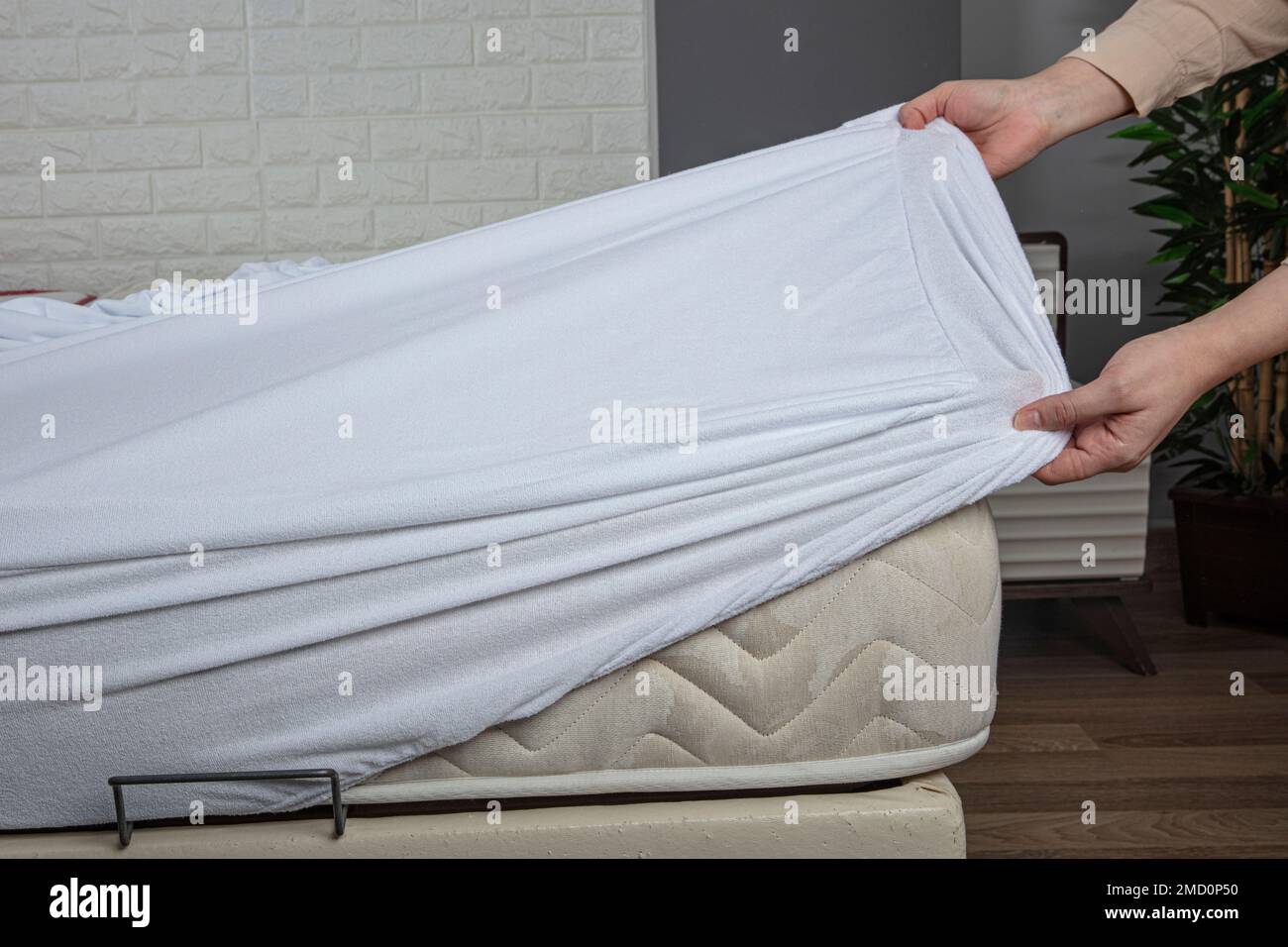 Corner of the sheet with sewn-in elastic band for a good fit on the ...