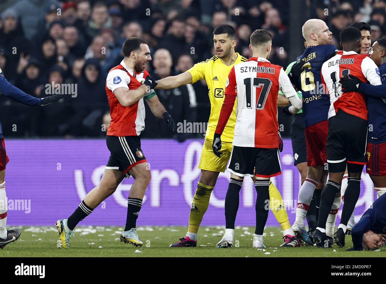 ROTTERDAM - (LR) Orkun Kokcu of Feyenoord, Ajax goalkeeper Geronimo Rulli, Sebastian Szymanski ...