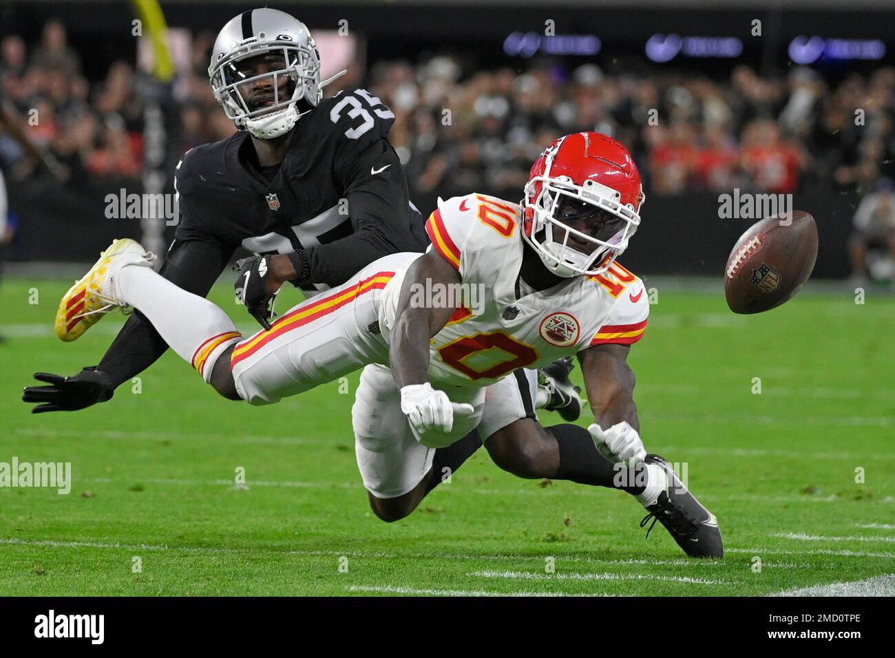 Kansas City Chiefs wide receiver Tyreek Hill (10) misses a reception ...