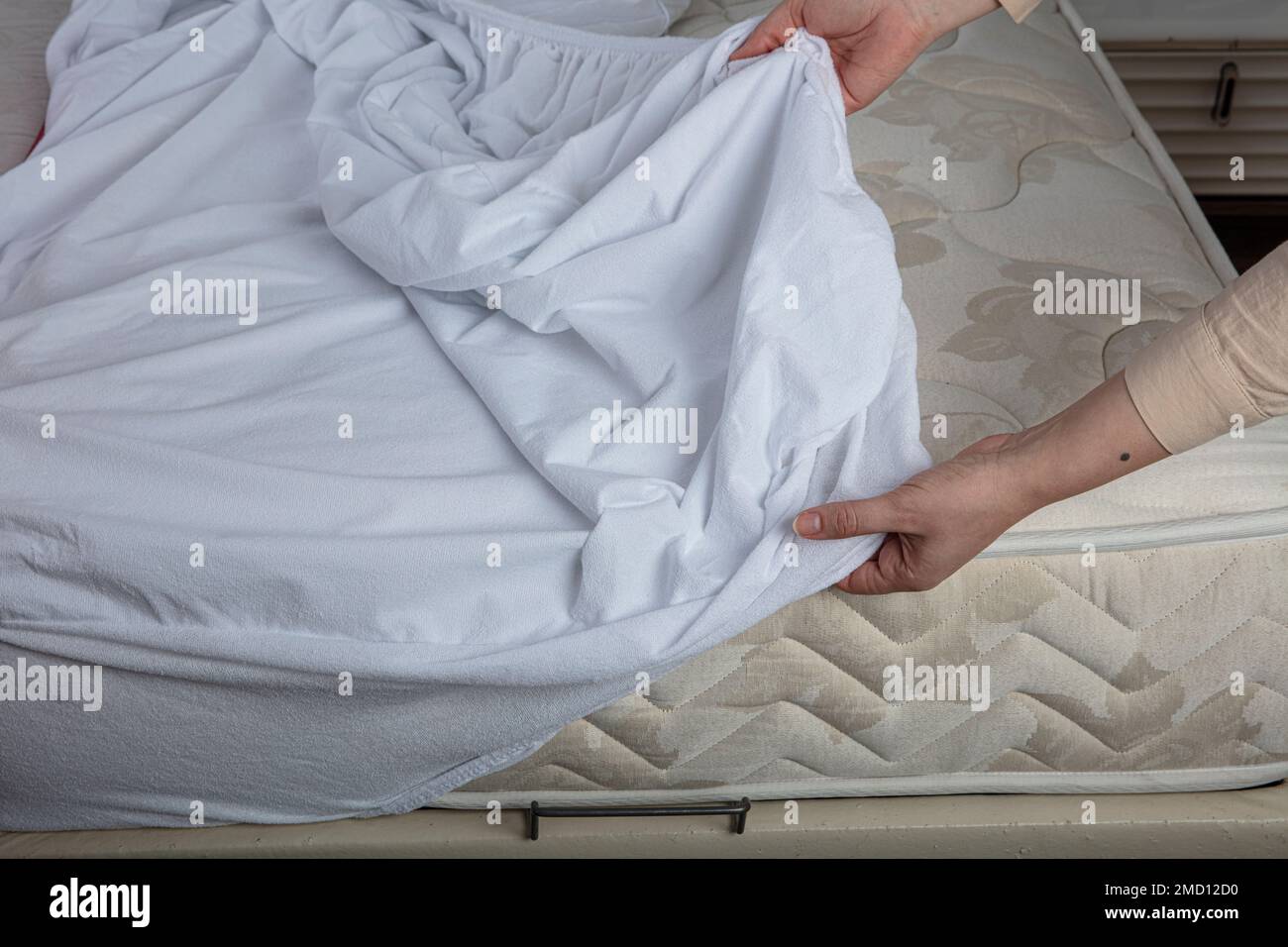 Corner of the sheet with sewn-in elastic band for a good fit on the ...