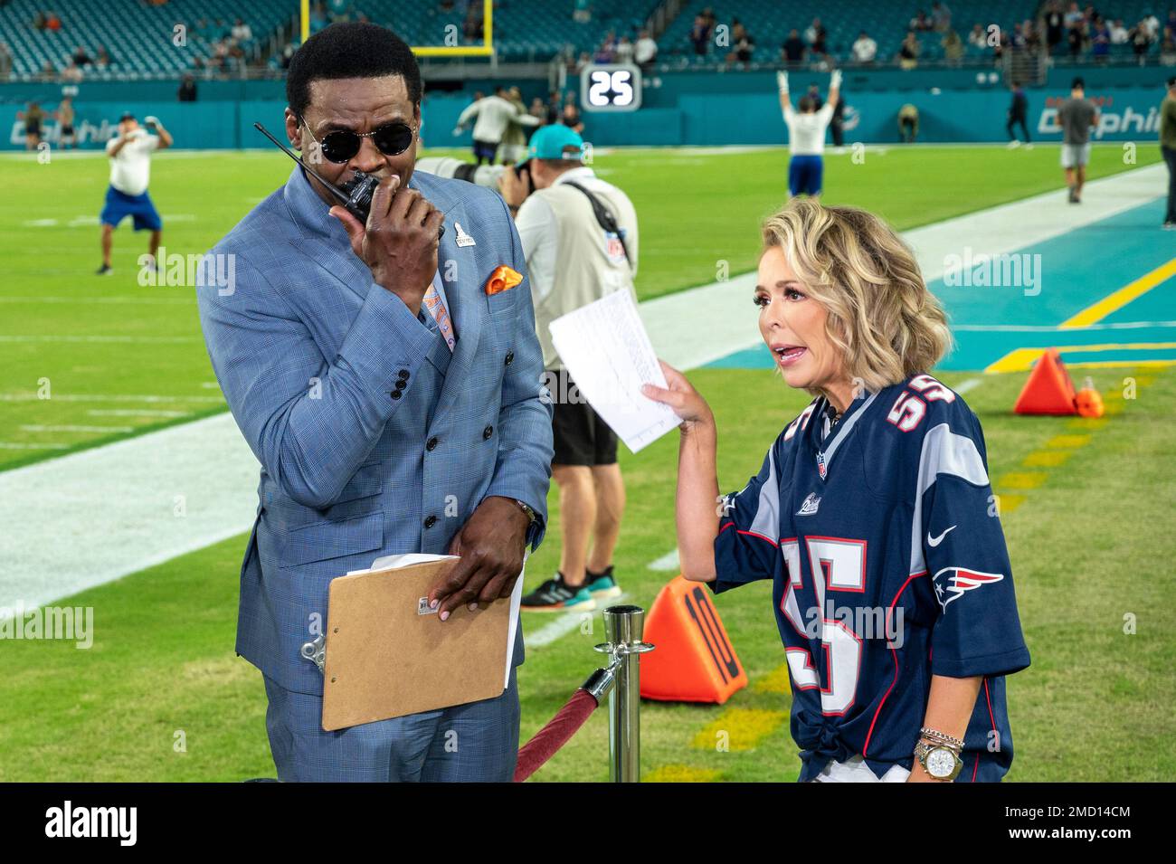 From left, NFL Network analyst Michael Irvin and NFL Network host ...
