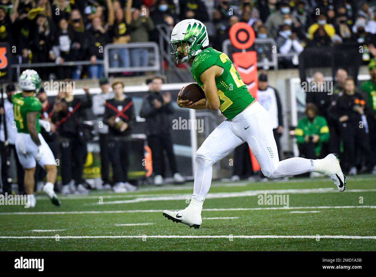 Oregon running back Travis Dye (26) runs into the end zone for a ...