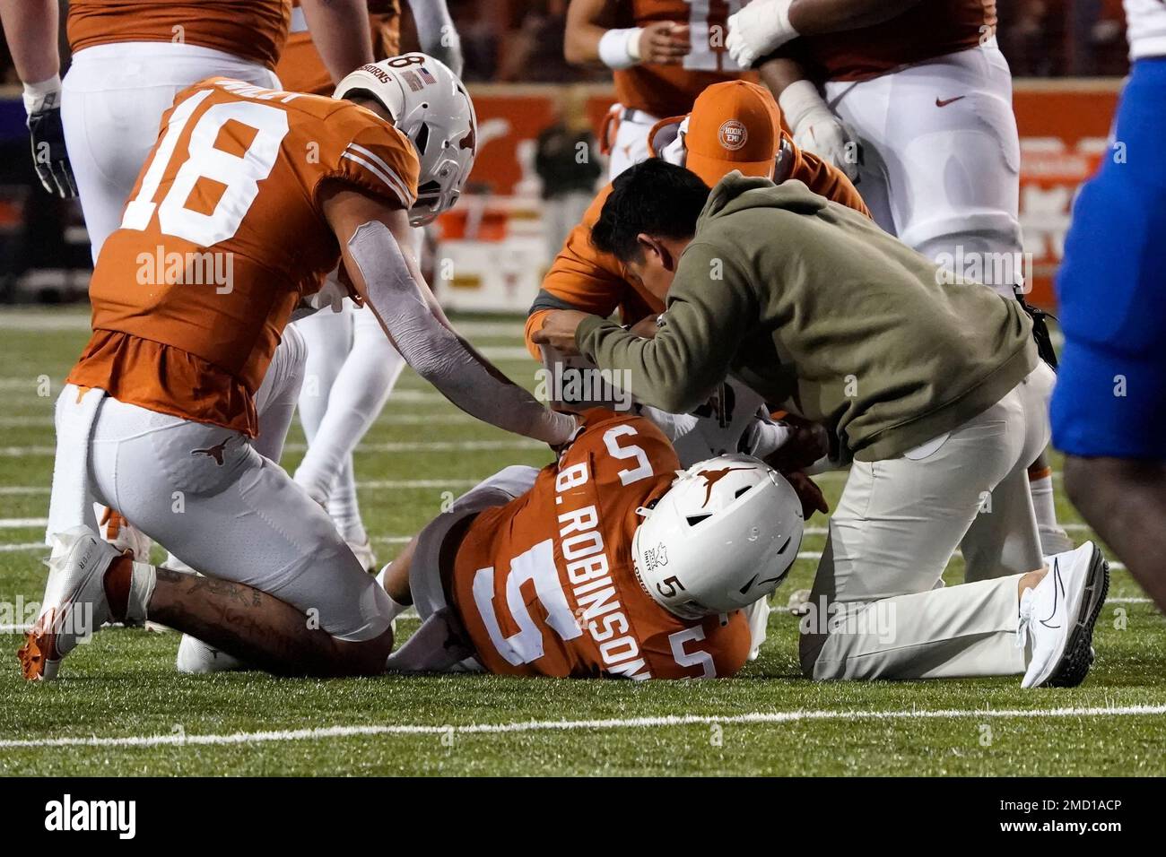 Texas tight end Jared Wiley (18) consoles injured teammate Bijan ...