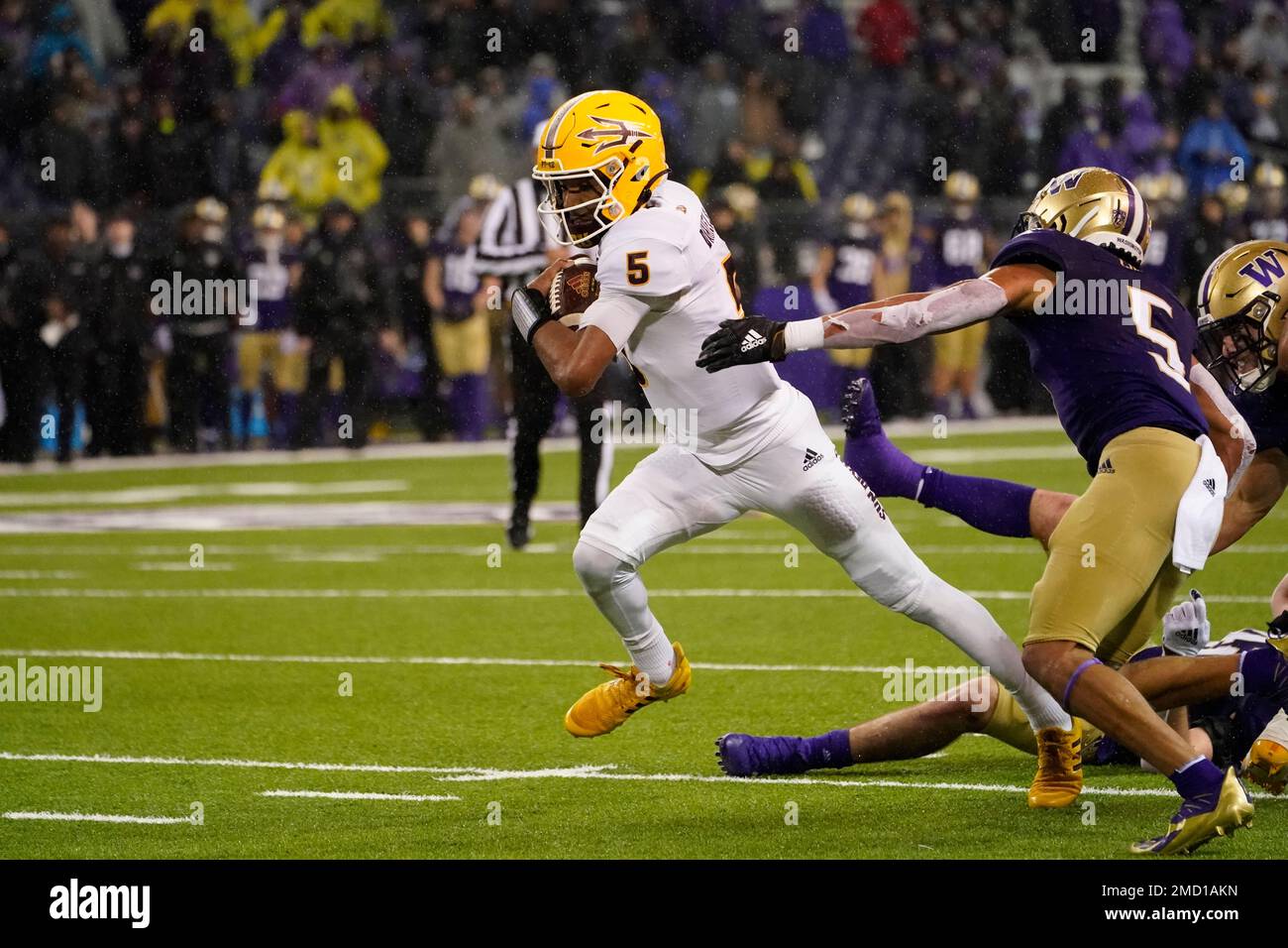Arizona State Jayden Daniels scrambles to score a touchdown against ...