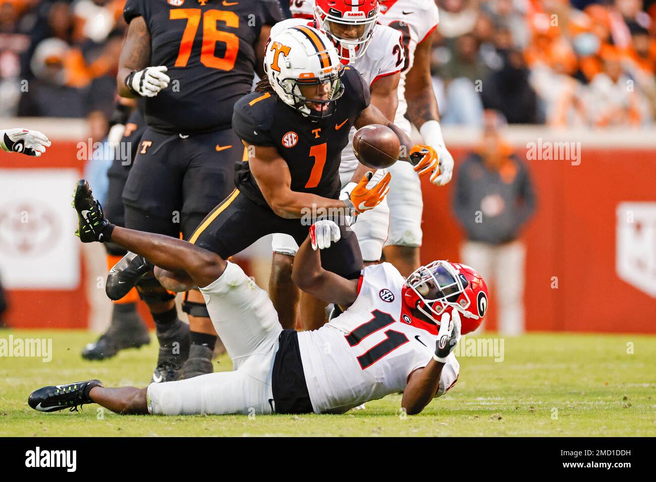 Tennessee wide receiver Velus Jones Jr. (1) and Georgia defensive back ...
