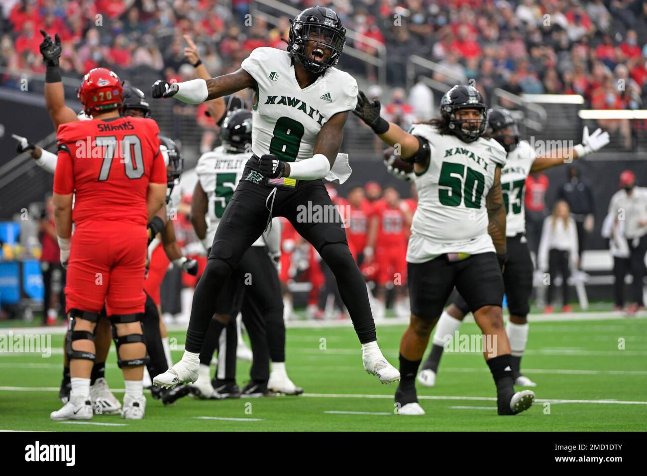 Hawaii defensive back Eugene Ford (8) reacts after Hawaii recovered a ...