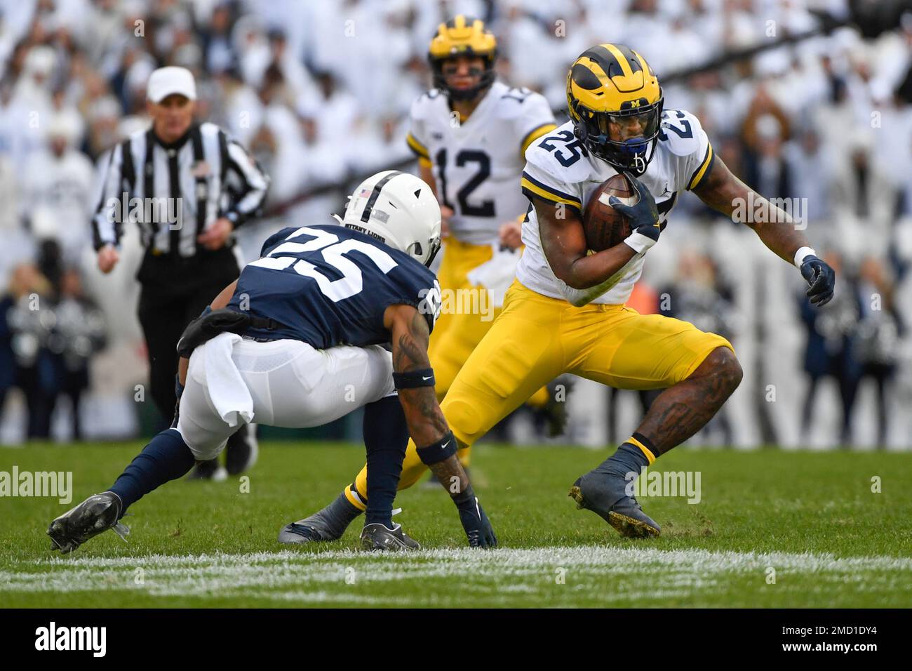 Michigan running back Hassan Haskins (25) looks to elude Penn State ...