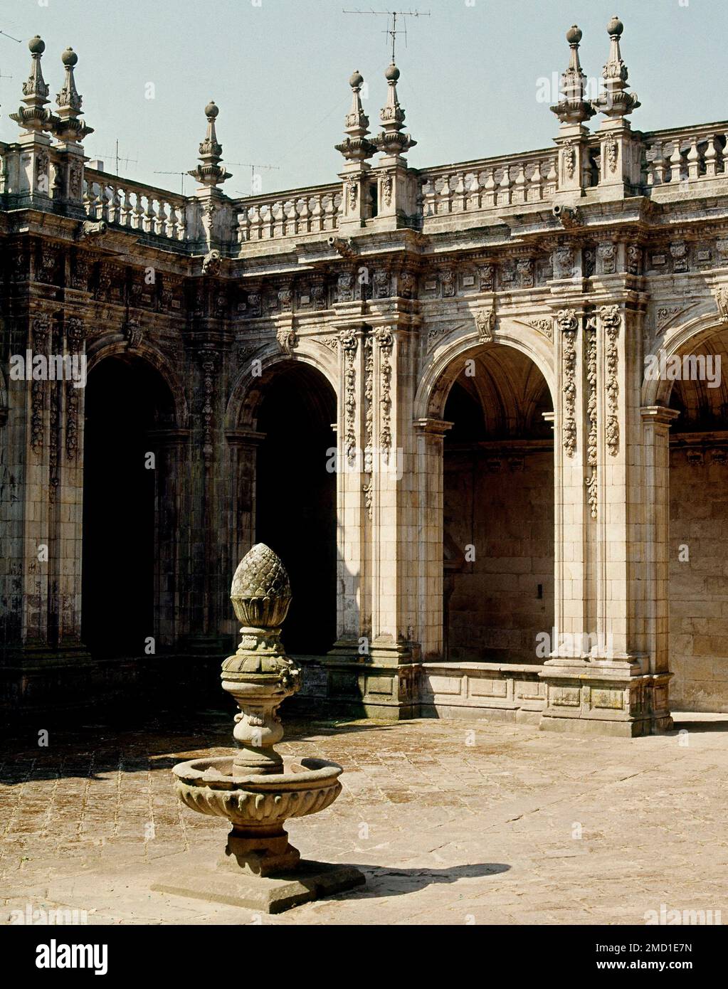 CLAUSTRO BARROCO - SIGLO XVIII - BARROCO GALLEGO. Author: Fernando de ...