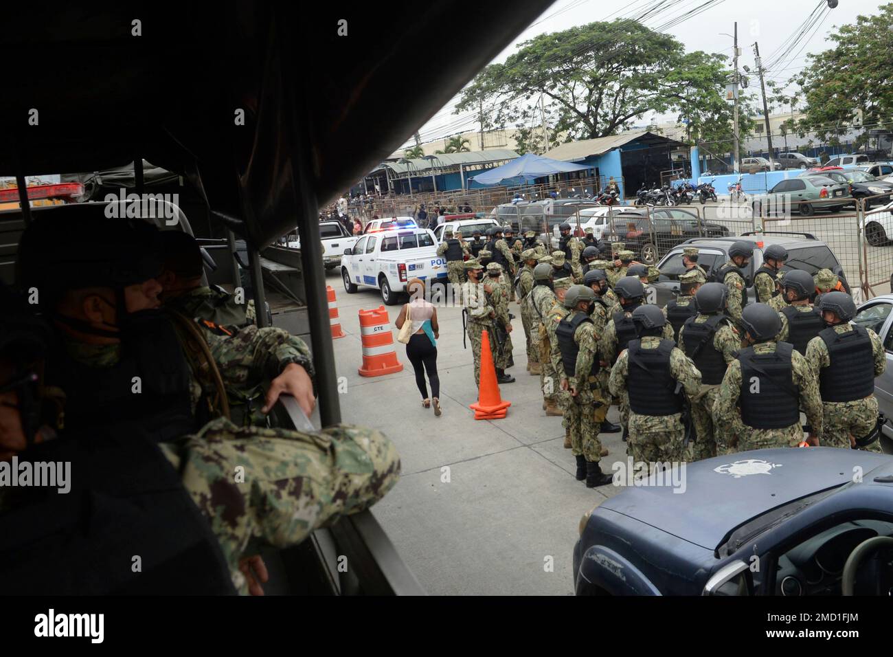 Security forces arrive to Litoral Penitentiary the morning after riots ...
