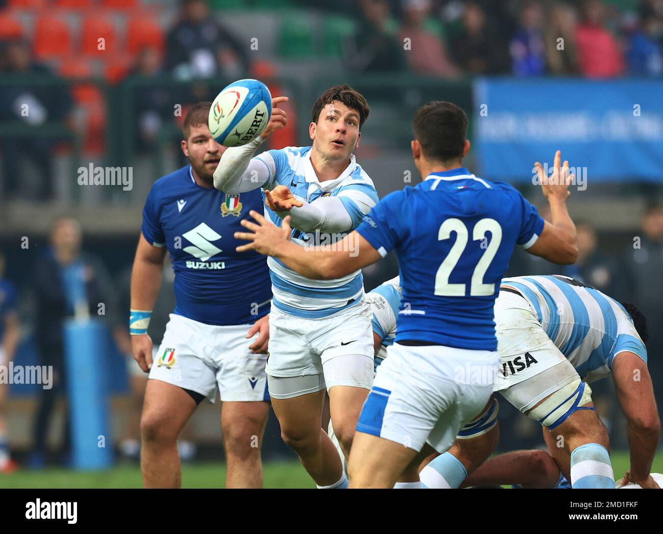 Argentina's Gonzalo Bertranou throws the ball past Italy's Alessandro ...