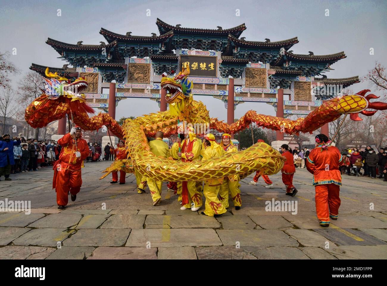 Traditional chinese dragon dance hi-res stock photography and images ...