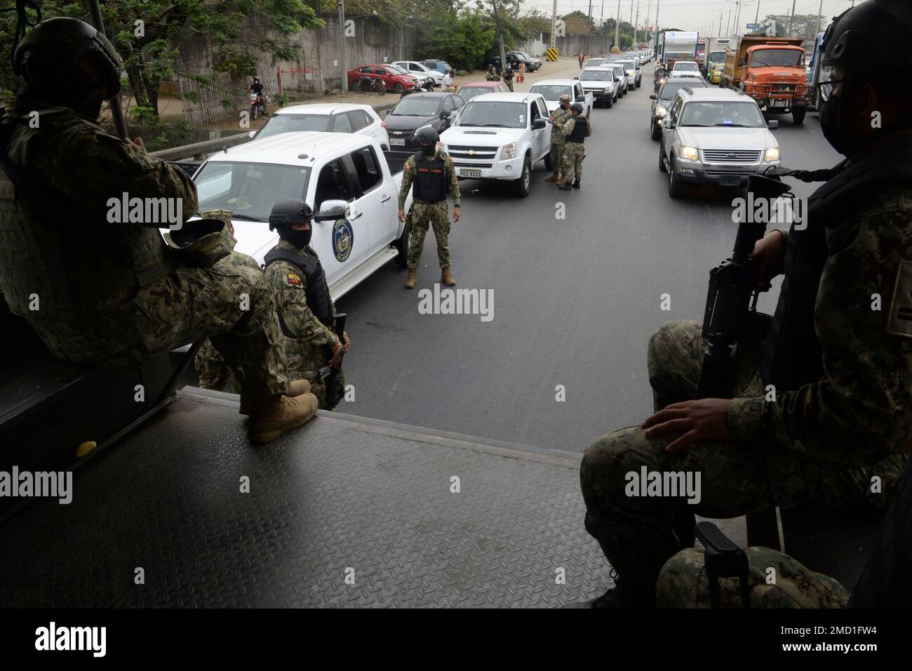 Security forces guard out side of Litoral Penitentiary the morning ...