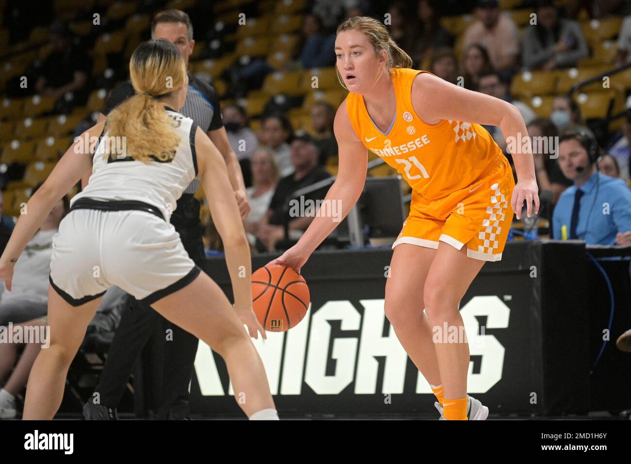 Tennessee guard Tess Darby (21) sets up in front of Central Florida ...