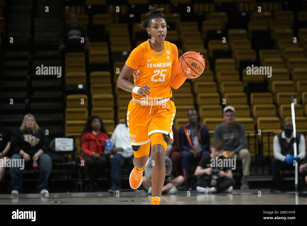Tennessee guard Jordan Horston (25) brings the ball up the court during ...