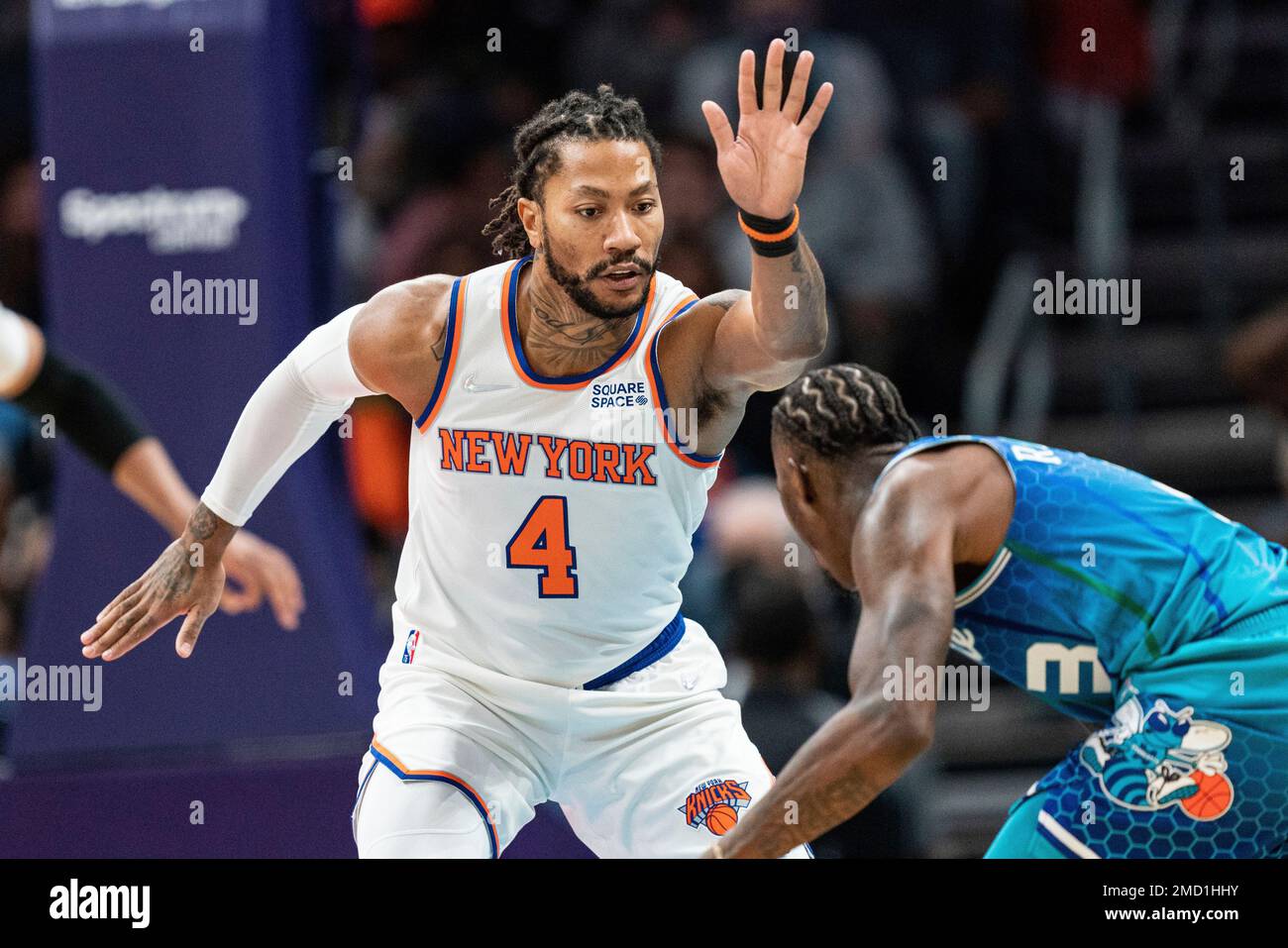 New York Knicks guard Derrick Rose (4) defends Charlotte Hornets guard ...