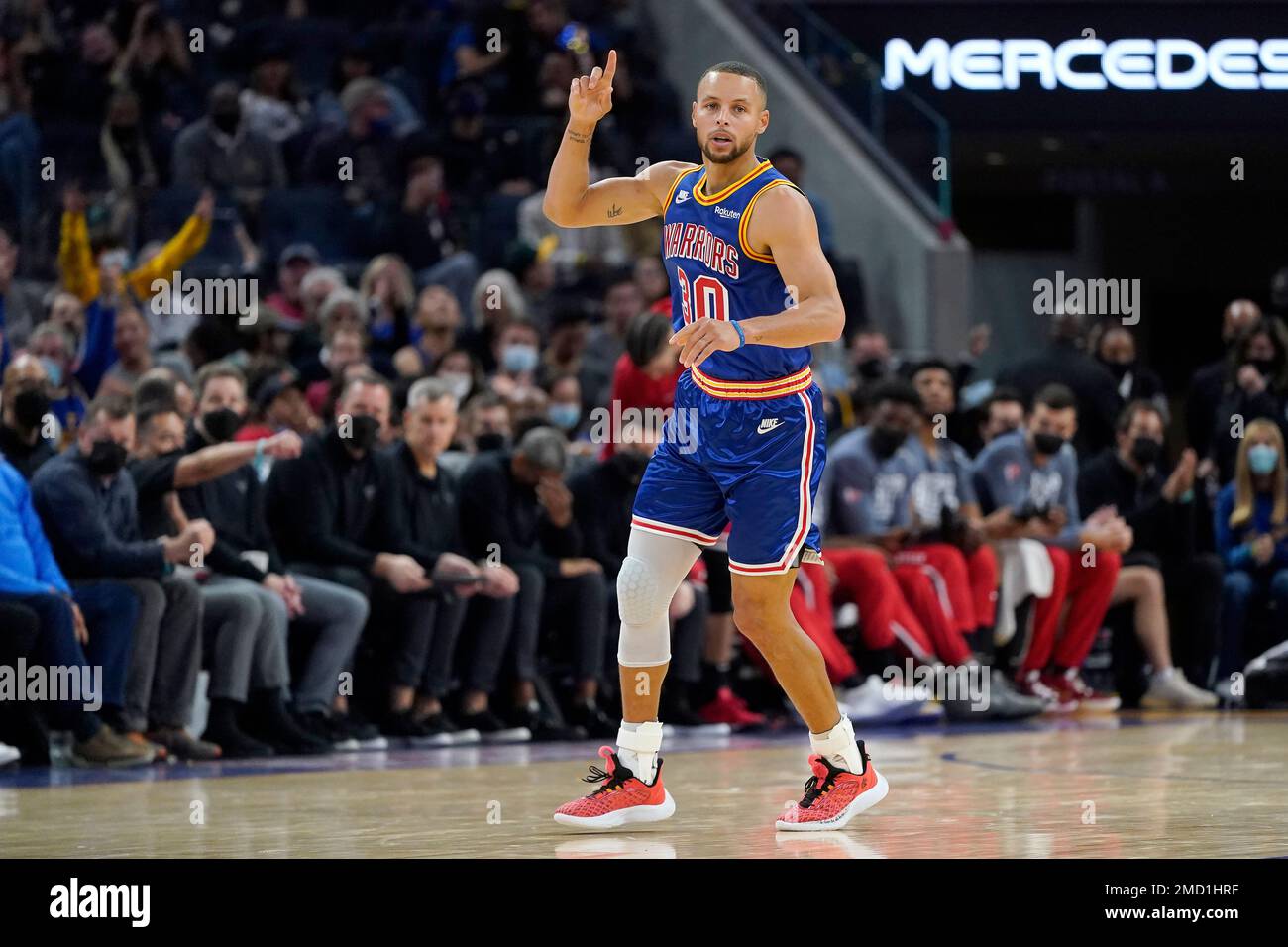 Golden State Warriors guard Stephen Curry (30) gestures after shooting a 3-point basket against ...