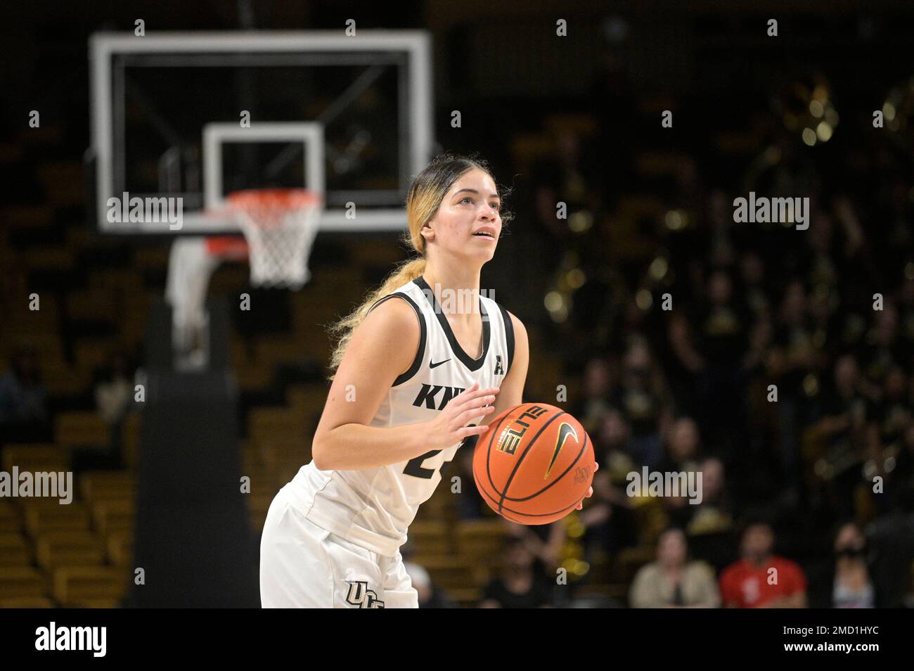 Central Florida guard Alisha Lewis (23) sets up for a shot during the ...