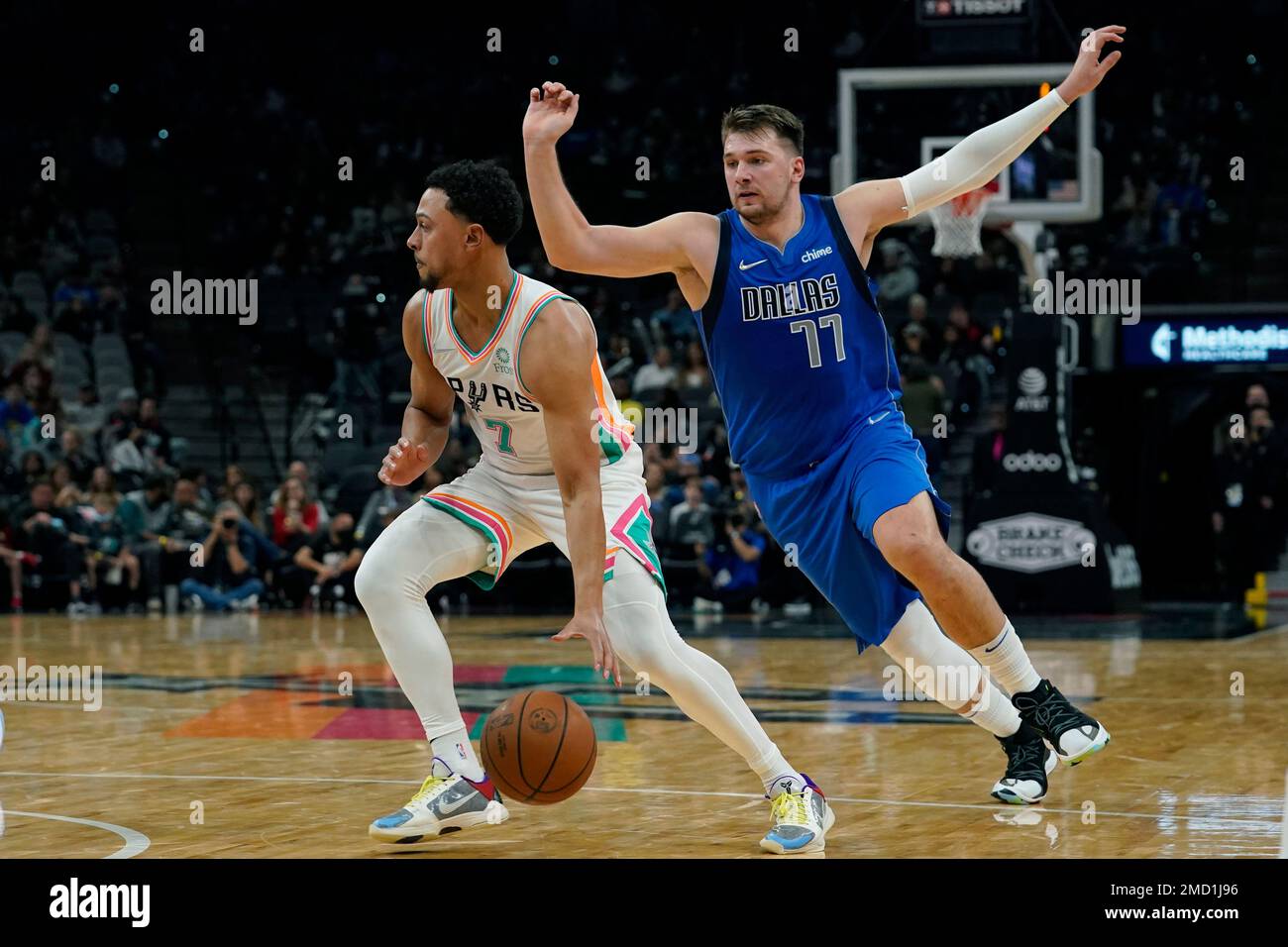 San Antonio Spurs guard Bryn Forbes (7) drives around Dallas Mavericks ...