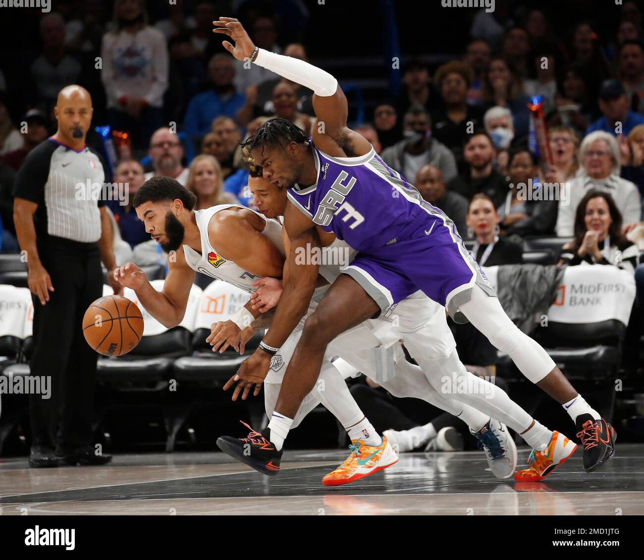 Oklahoma City Thunder forward Kenrich Williams (34) and guard Tre Mann ...