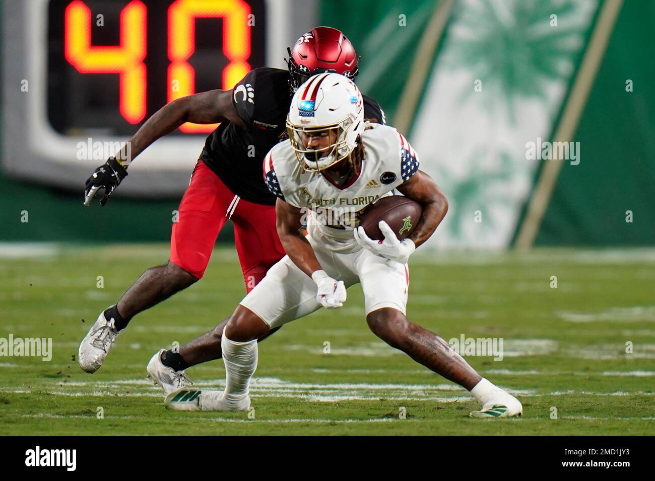 South Florida wide receiver Xavier Weaver (10) makes a catch against ...