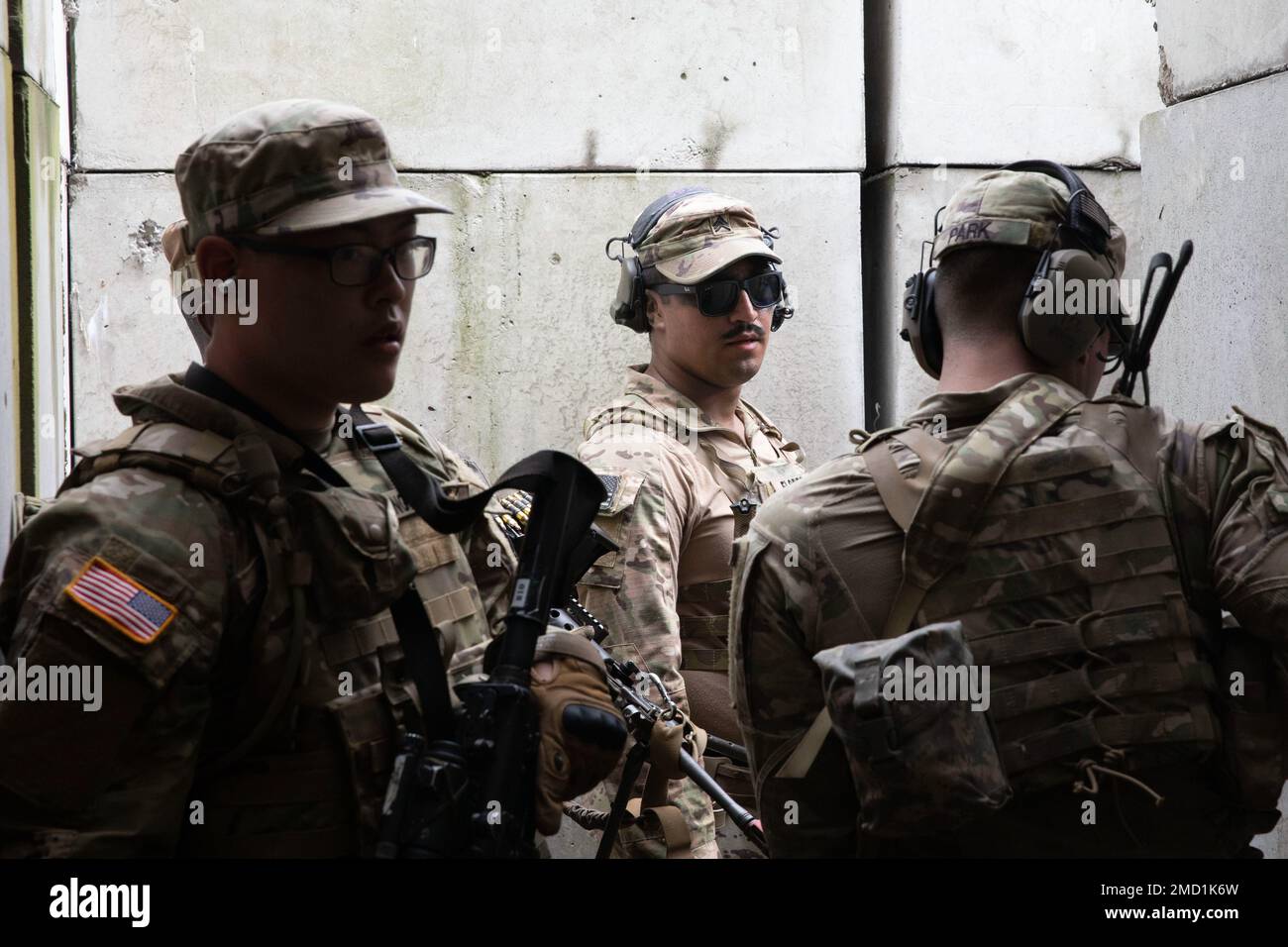 Soldiers assigned to Bravo Company, 2nd Battalion, 113th Infantry ...