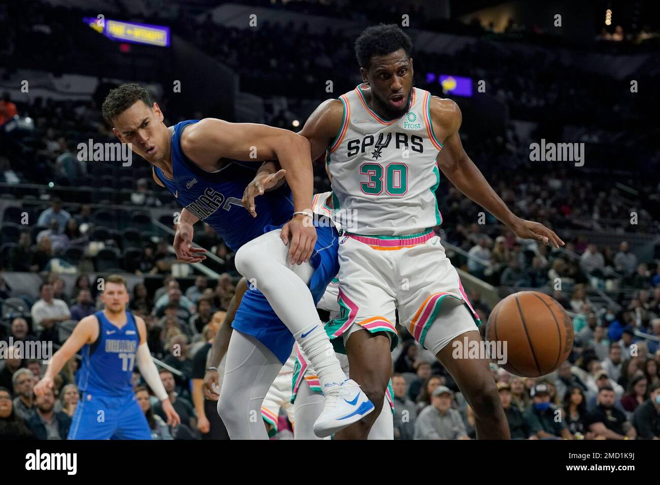 Dallas Mavericks center Dwight Powell (7) and San Antonio Spurs forward ...