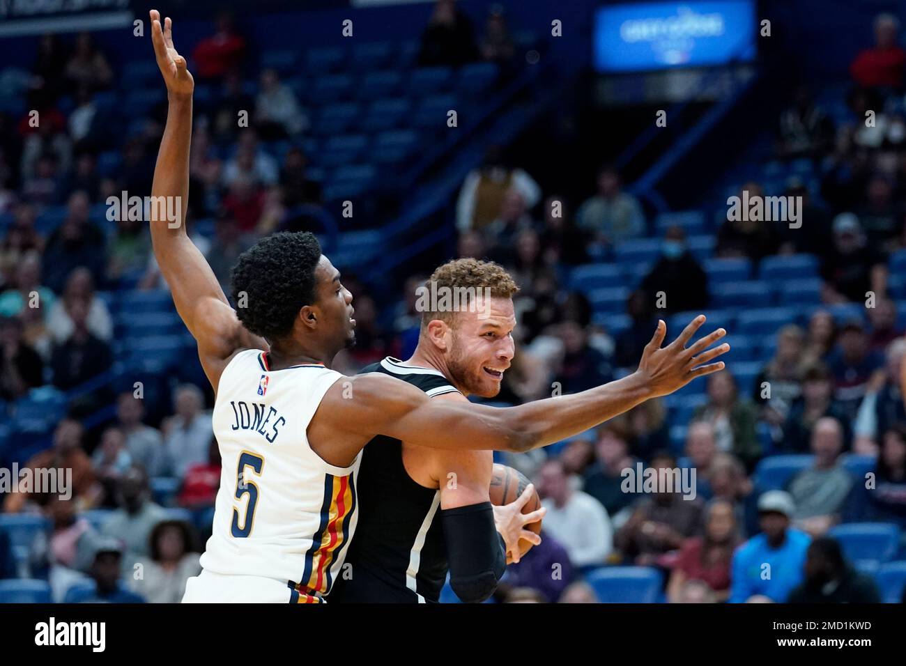 Brooklyn Nets forward Blake Griffin (2) drives to the basket against ...