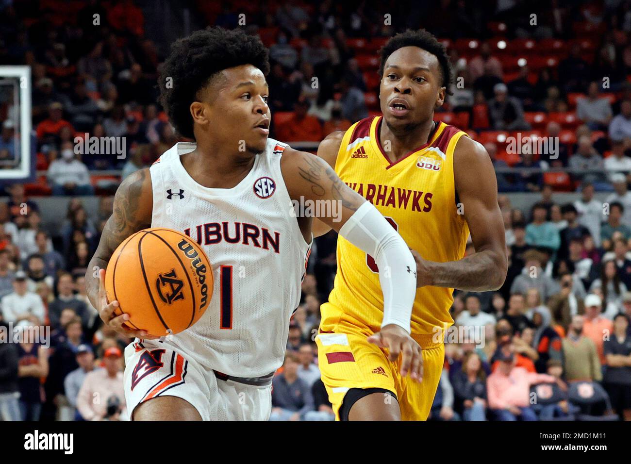 Auburn guard Wendell Green Jr. (1) drives to the basket around ...