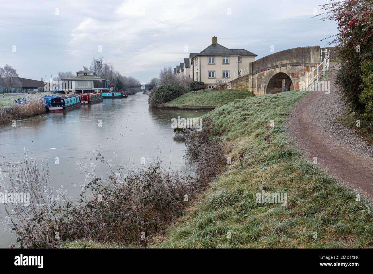 Winter on the Kennet and Avon Canal. Canal frozen on a cold frosty ...