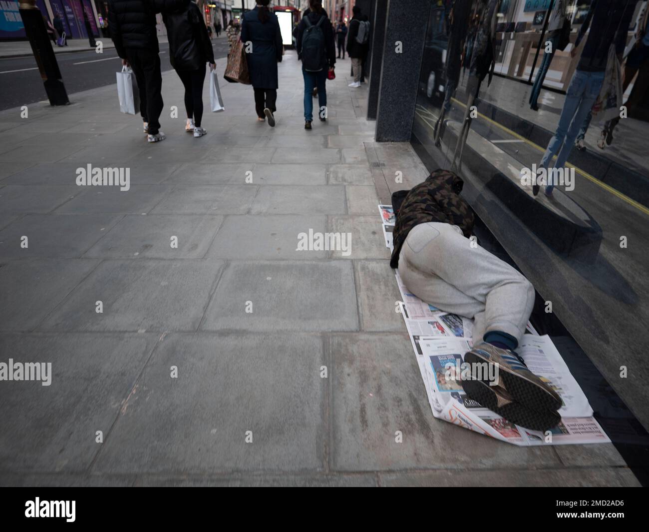 Homelessness poor poverty sleep hi-res stock photography and images - Alamy
