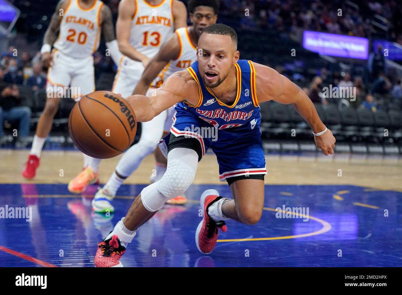 Golden State Warriors guard Stephen Curry reaches for the ball during ...