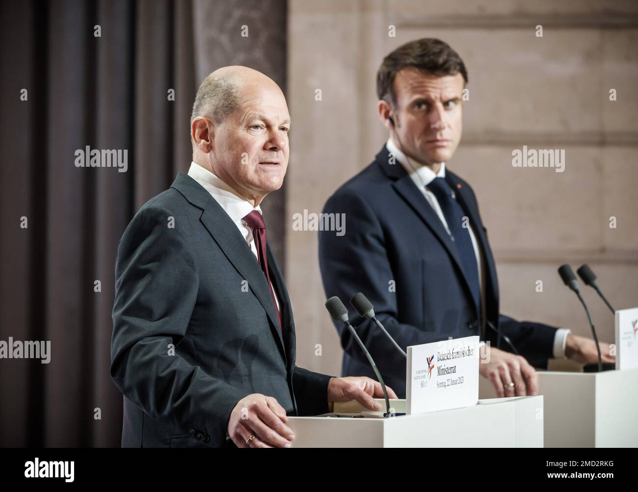 Paris, France. 22nd Jan, 2023. German Chancellor Olaf Scholz (SPD, l ...