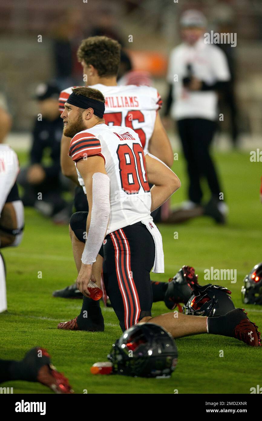 Utah tight end Brant Kuithe (80) stretches before an NCAA college ...