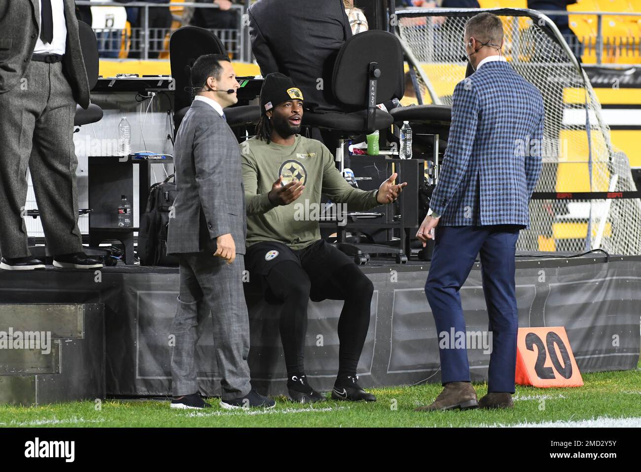 Pittsburgh Steelers running back Najee Harris (22), center, talks with ...