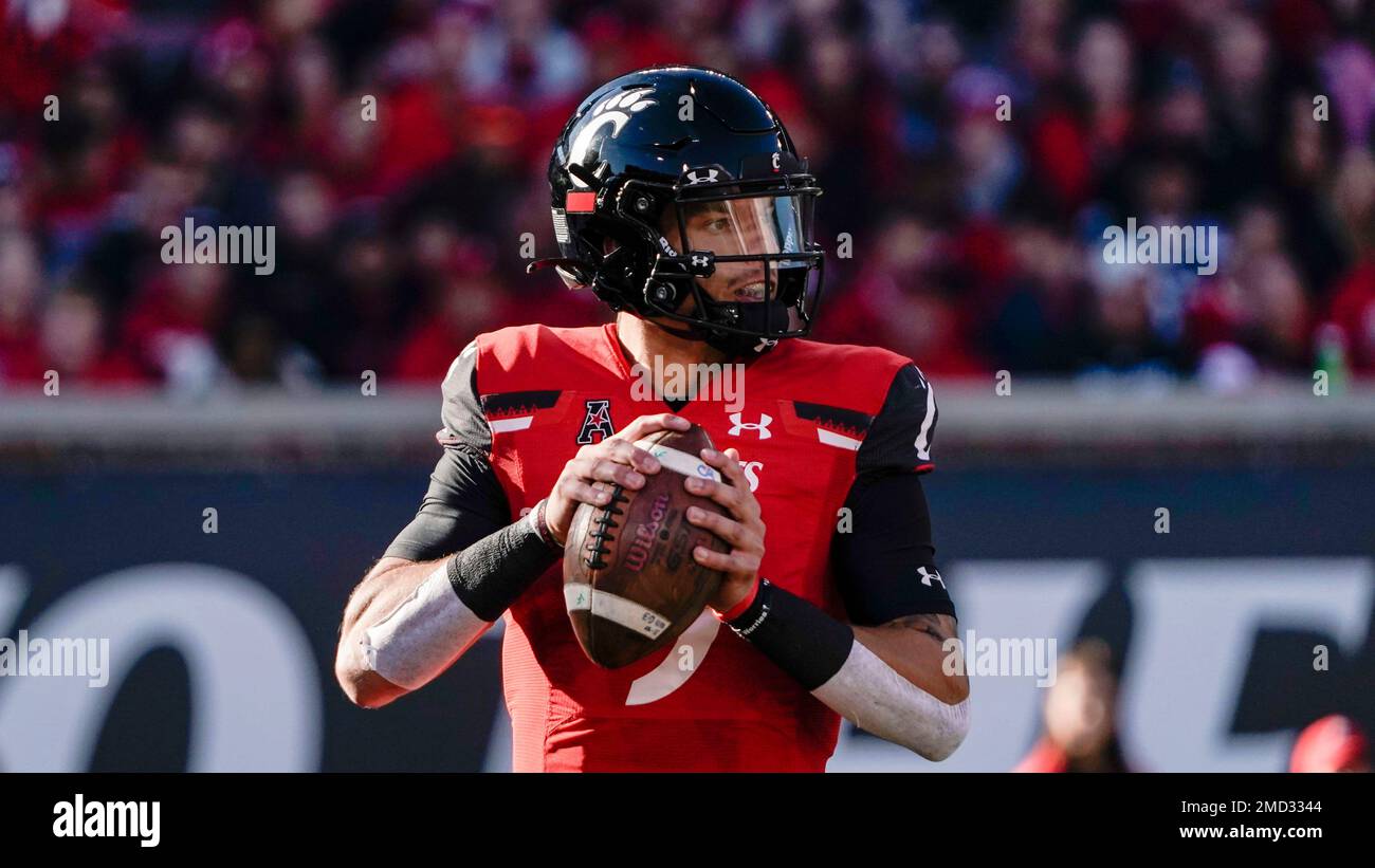 Cincinnati quarterback Desmond Ridder plays during the first half of an ...