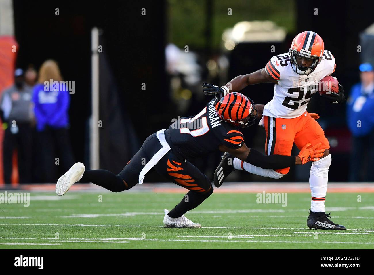 Cleveland Browns running back Demetric Felton (25) carries the ball ...