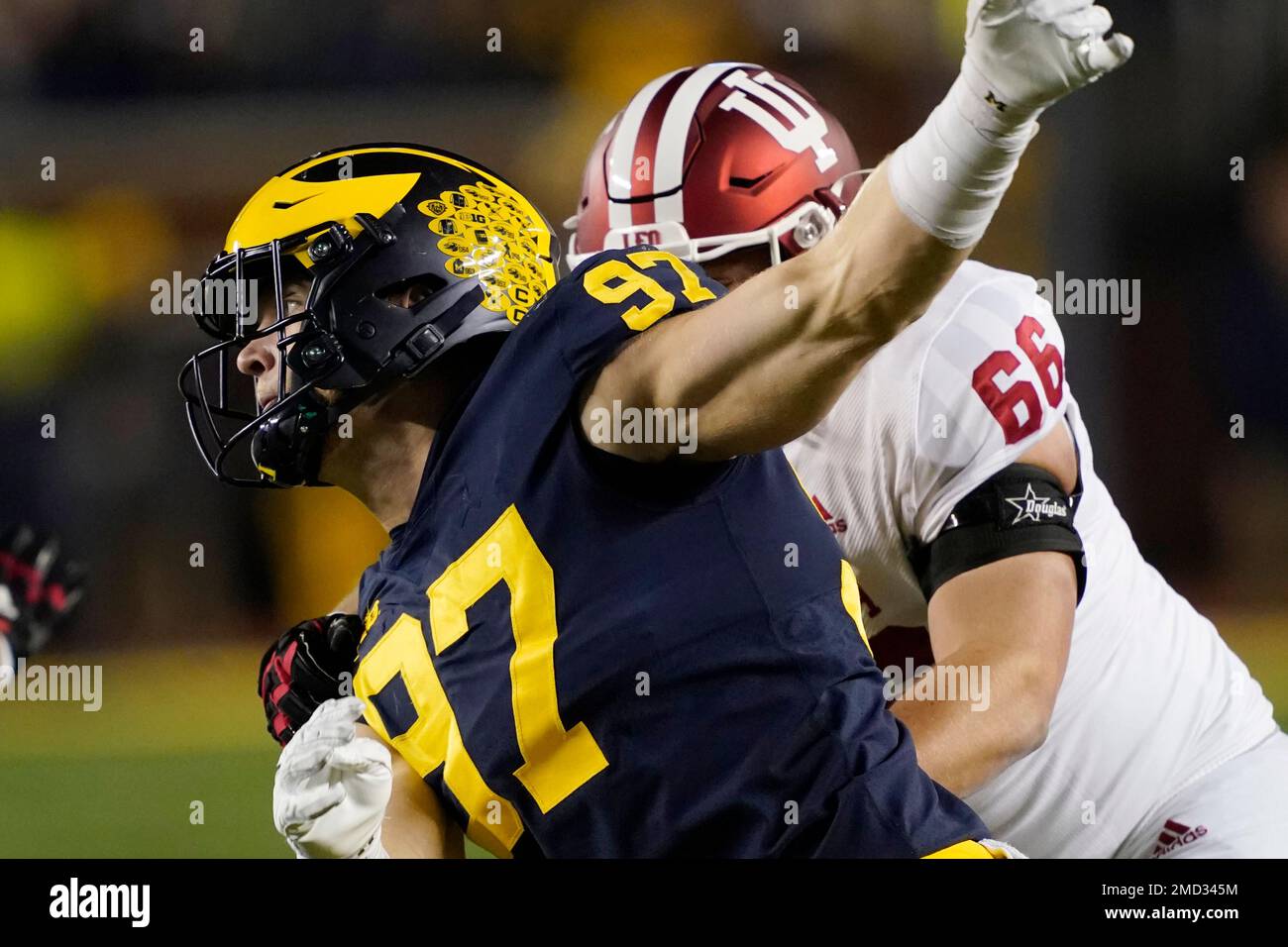 Michigan defensive end Aidan Hutchinson plays during the first half of ...