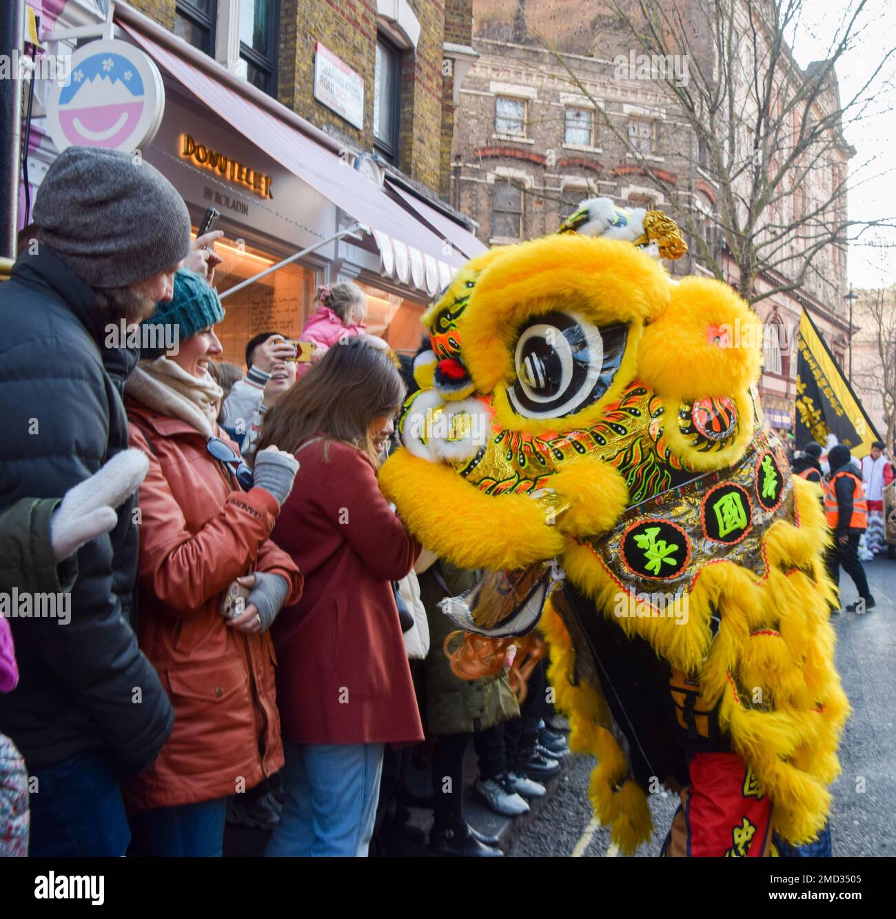 London, UK. 22nd January 2023. Traditional lion dancers entertain the crowds as the Chinese New ...
