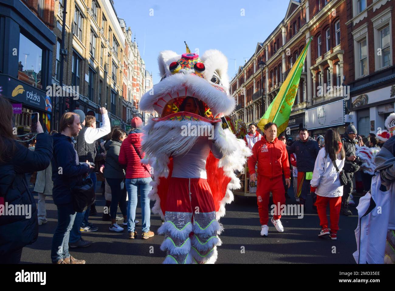London, UK. 22nd January 2023. Traditional lion dancers entertain the crowds as the Chinese New ...