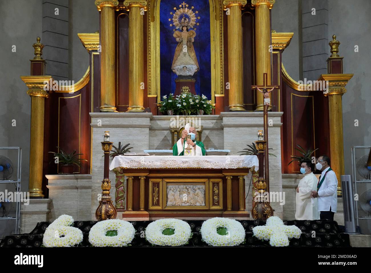 Catholic priest Fr. Tony Labiao celebrates Mass in Manila, Philippines ...