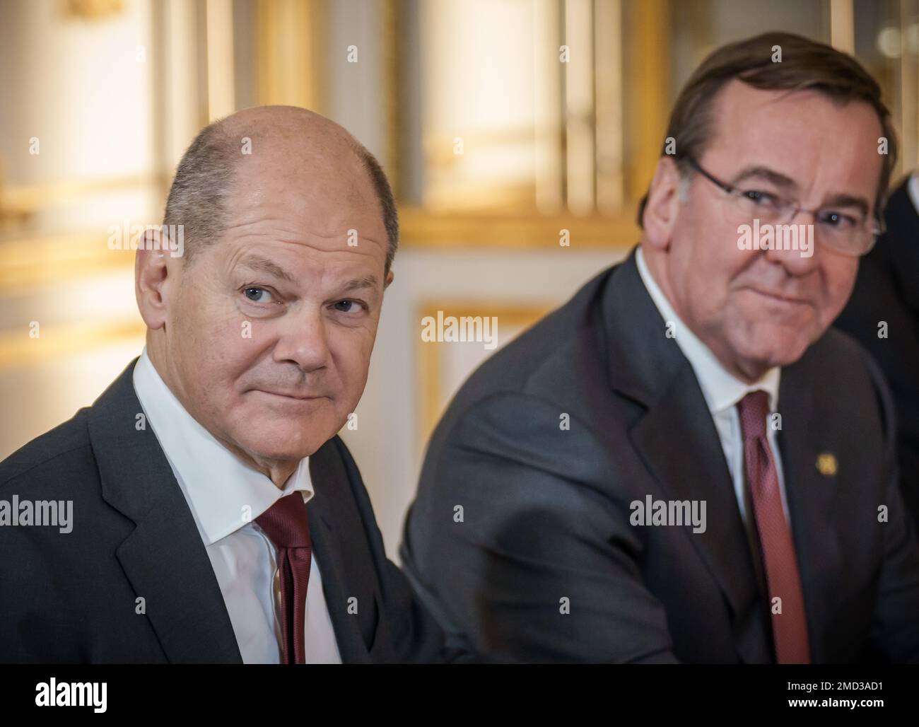 Paris, France. 22nd Jan, 2023. German Chancellor Olaf Scholz (l, SPD ...