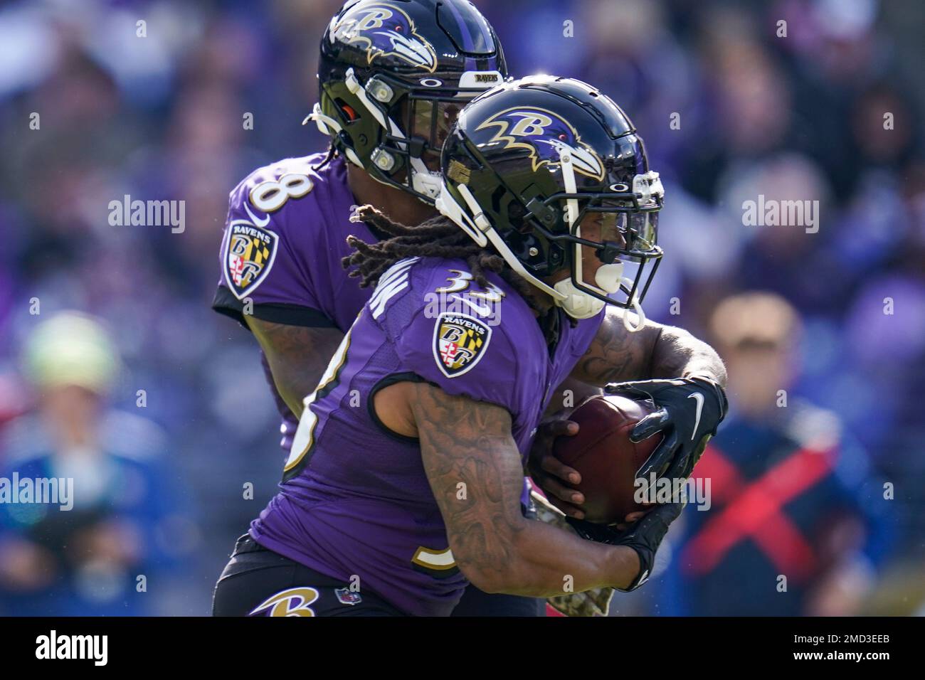 Baltimore Ravens quarterback Lamar Jackson (8) fakes a hand off to ...