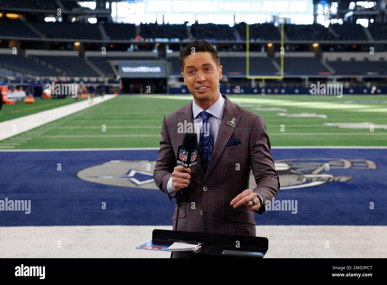 Nfl Network Reporter Tom Pelissero Does A Report Before An Nfl Football